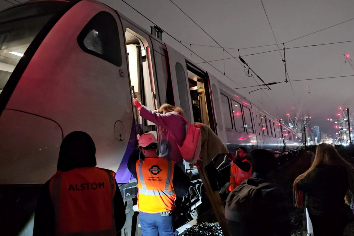 Kaos na londonskih železnicah: potniki štiri ure v temi, mrazu in brez ...