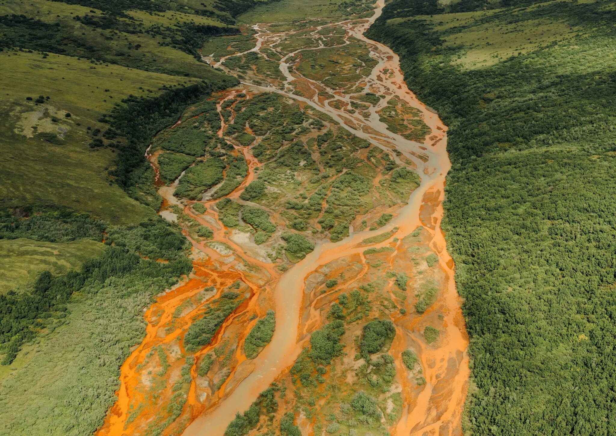 Znanstveniki zbegani: reke na Aljaski se barvajo v oranžno - N1