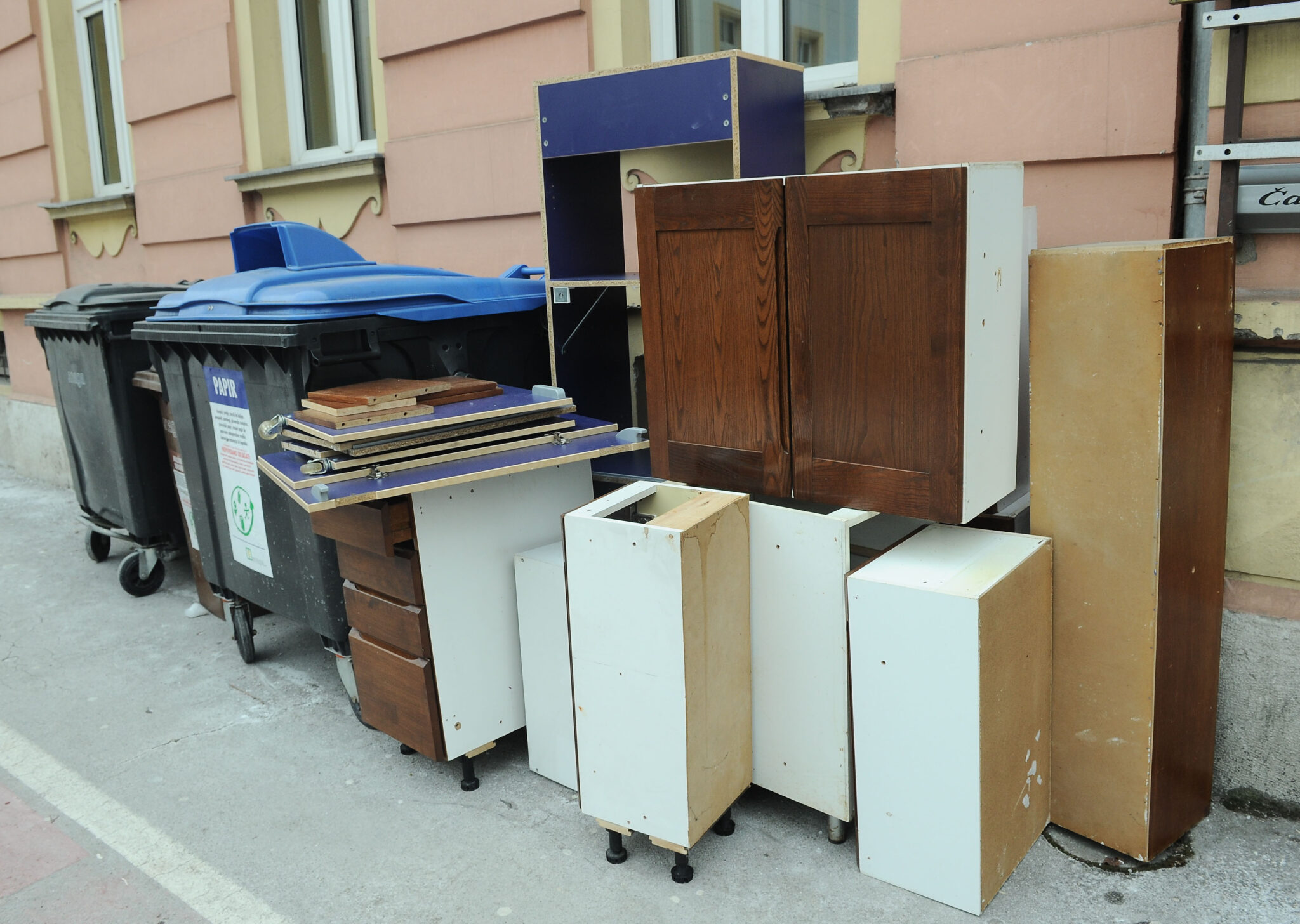 Hitro življenje, hitro pohištvo: "Da temu rečejo iverka, je žalitev za ...