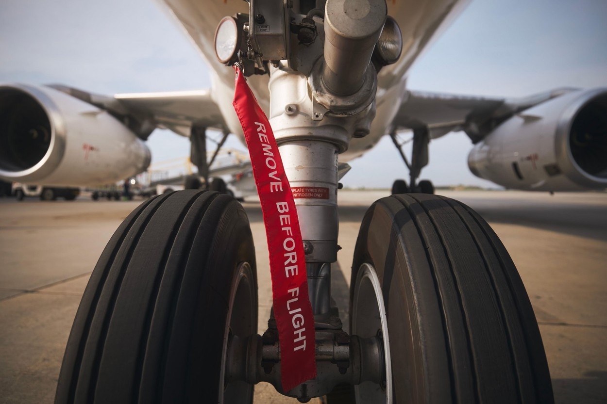 Nov incident: letalu Boeing 757 tik pred vzletom odpadlo nosno kolo - N1