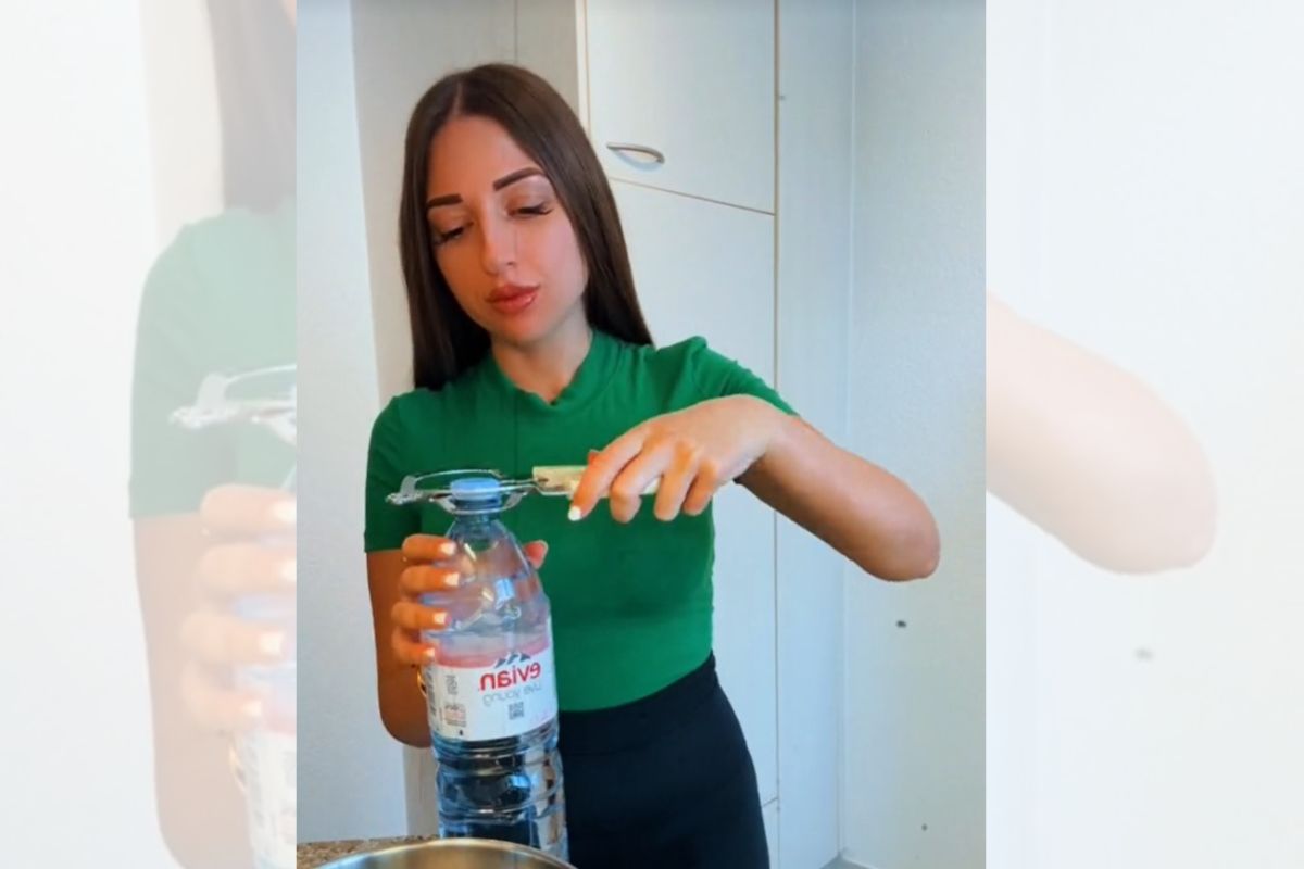 Plastenko vode Evian odprla z odpiračem, skuhala rezance in dodala 200 g masla - N1