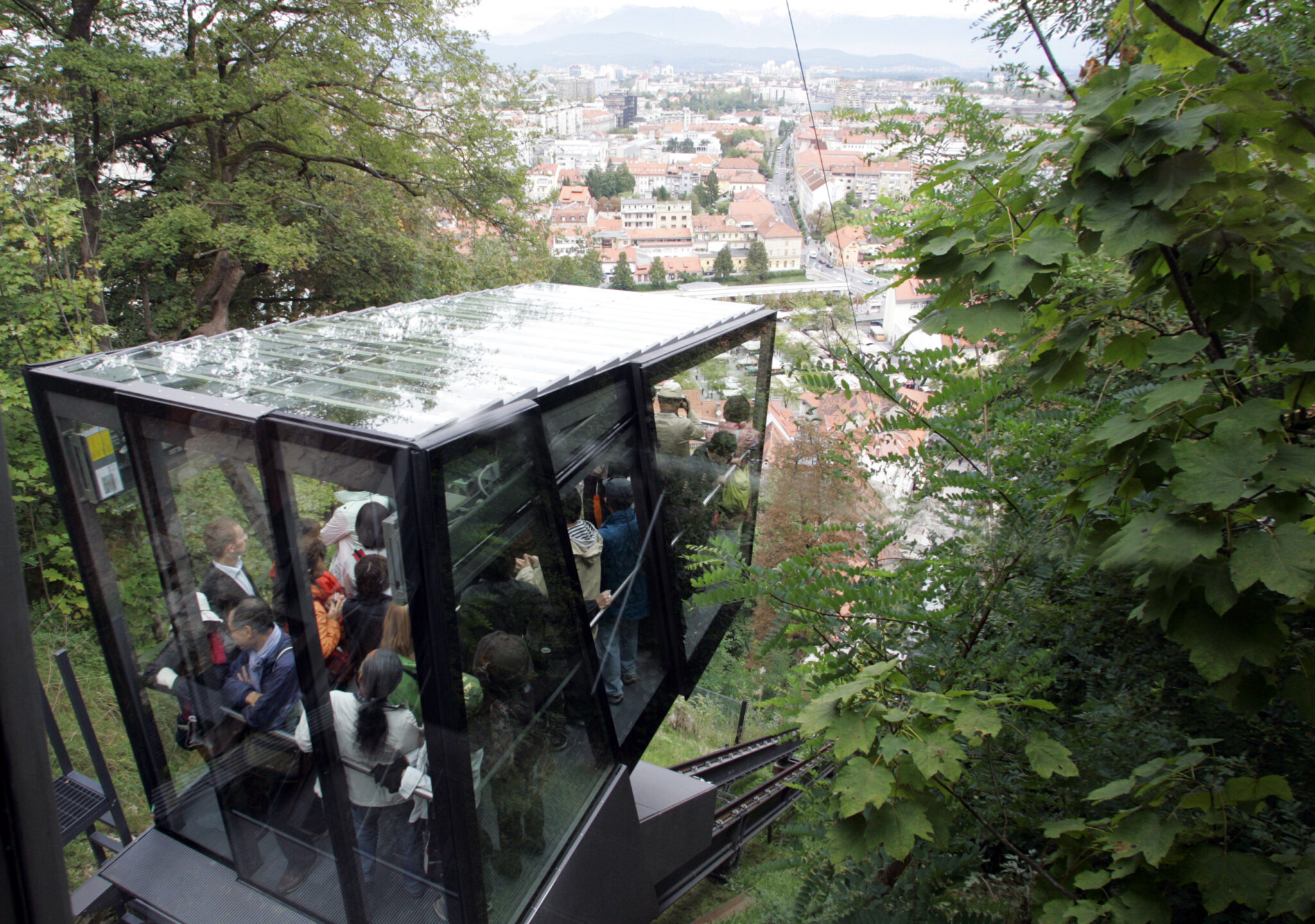 Vzpenjača na Ljubljanski grad spet deluje - N1