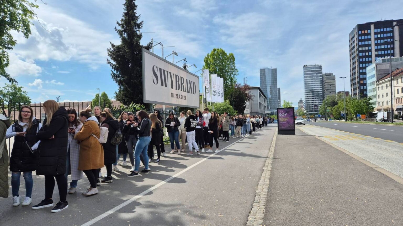 Tudi danes dolga vrsta v Ljubljani, zgražanje na spletu se nadaljuje - N1