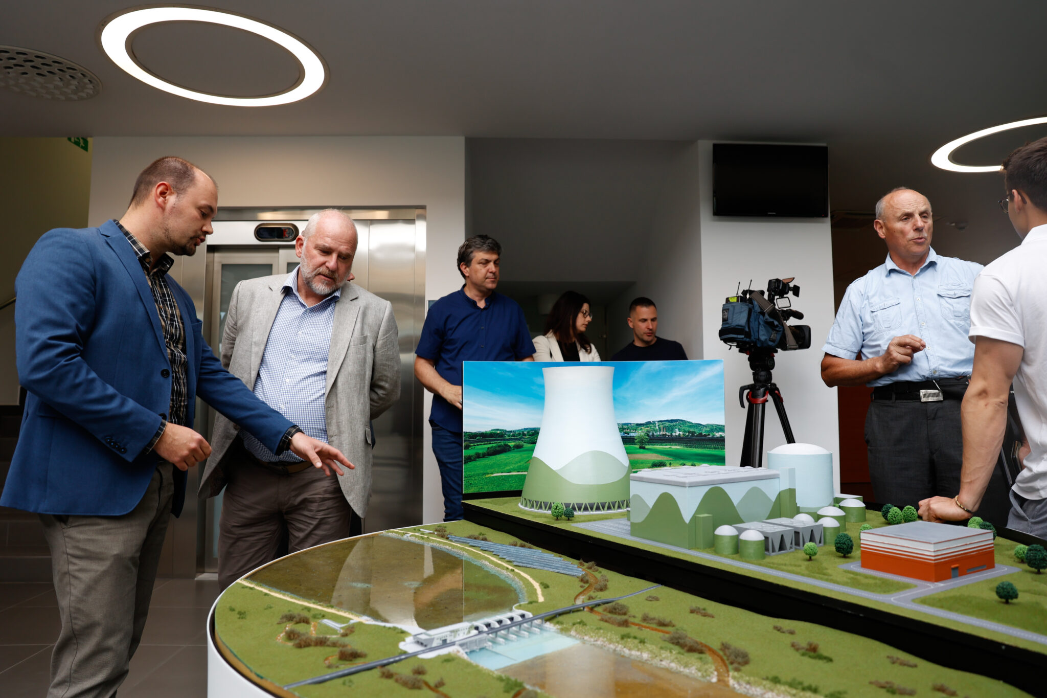 Domačini po prvi javni predstavitvi JEK2 projektu večinoma naklonjeni - N1