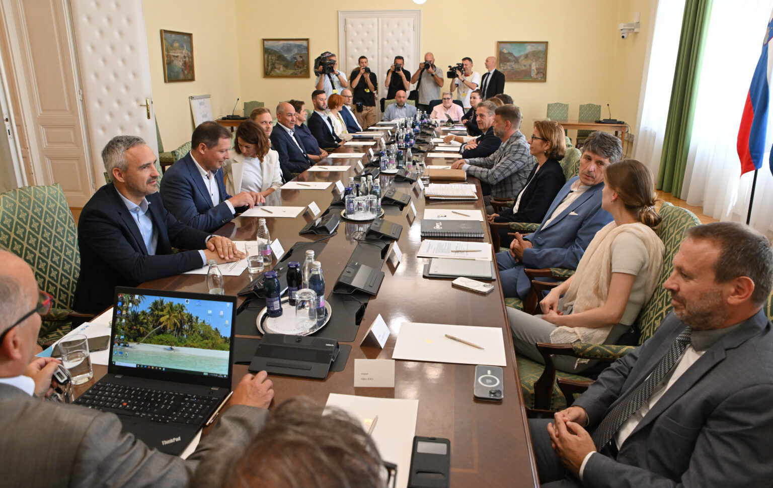 Premier Golob vrnil žogico NSi, ki bi povečala število poslancev - N1