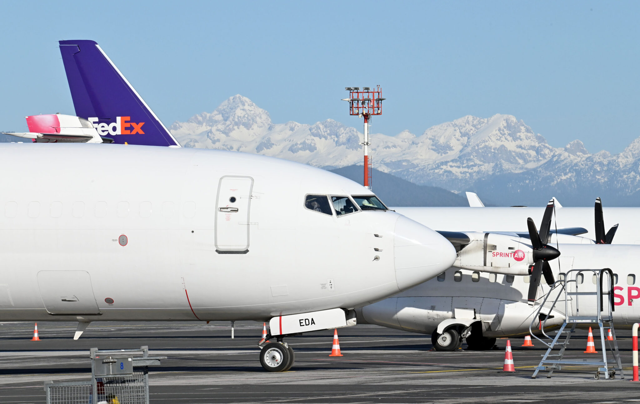 Nove odpovedi poletov agencije Kompas, potniki za več ur obtičali na ...