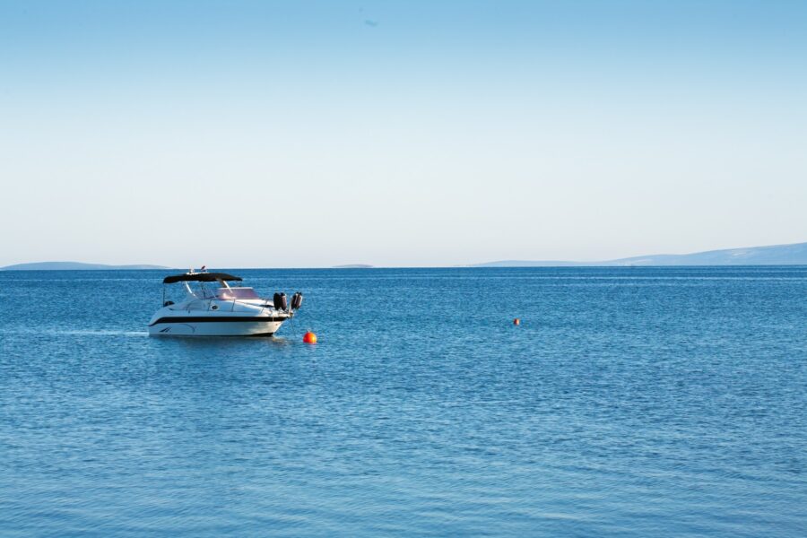 Ženska, ki jo je v morju poškodoval propeler čolna, se bori za ...