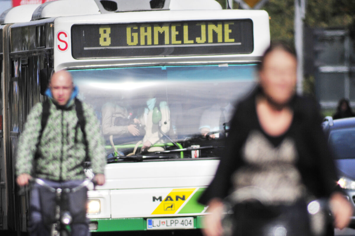 Vstop v ljubljanske avtobuse tudi pri drugih vratih, rumeni pas po ...
