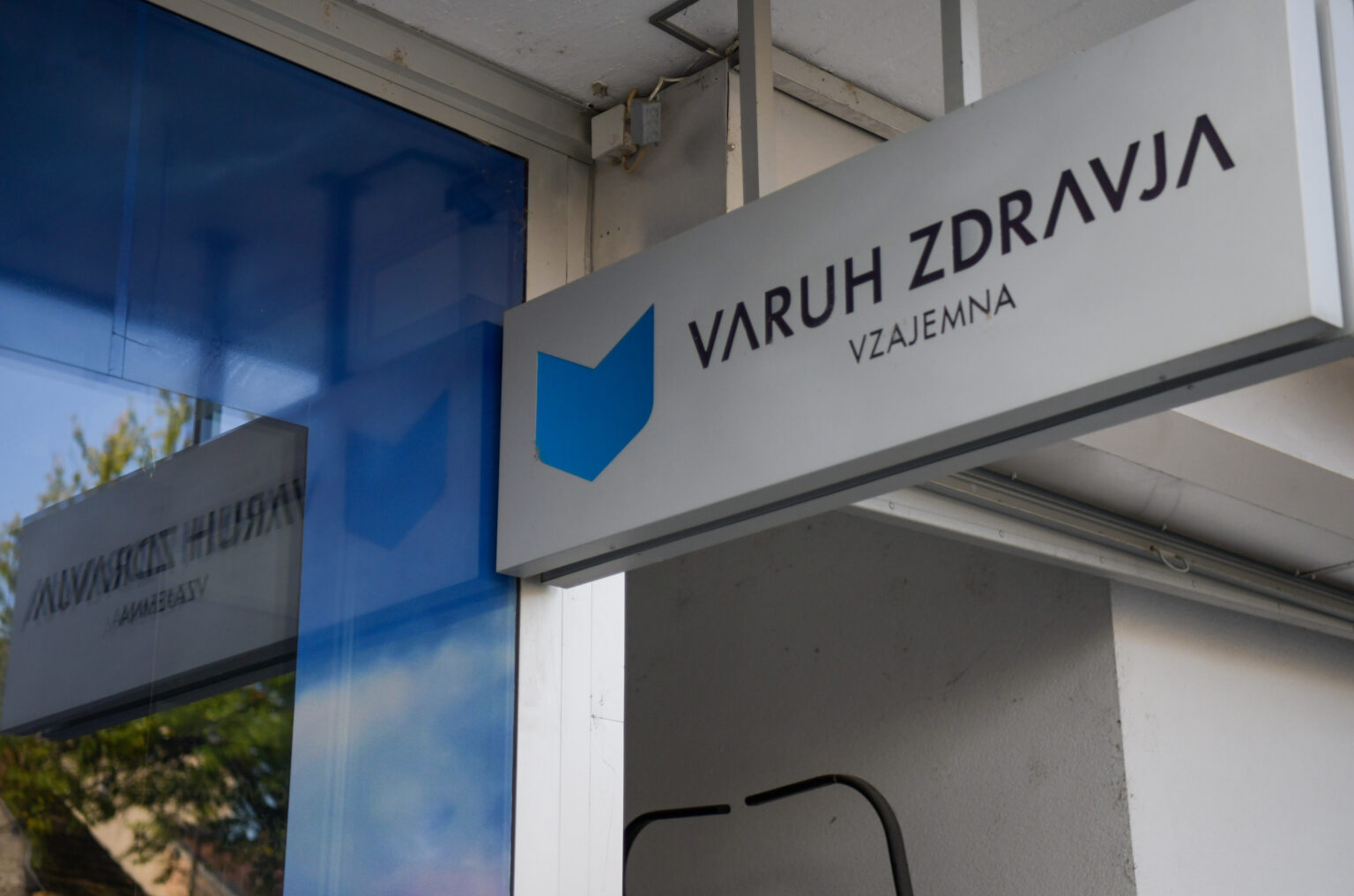 Kdaj bo 830 tisoč ljudi od Vzajemne dobilo denar oziroma delnice? - N1