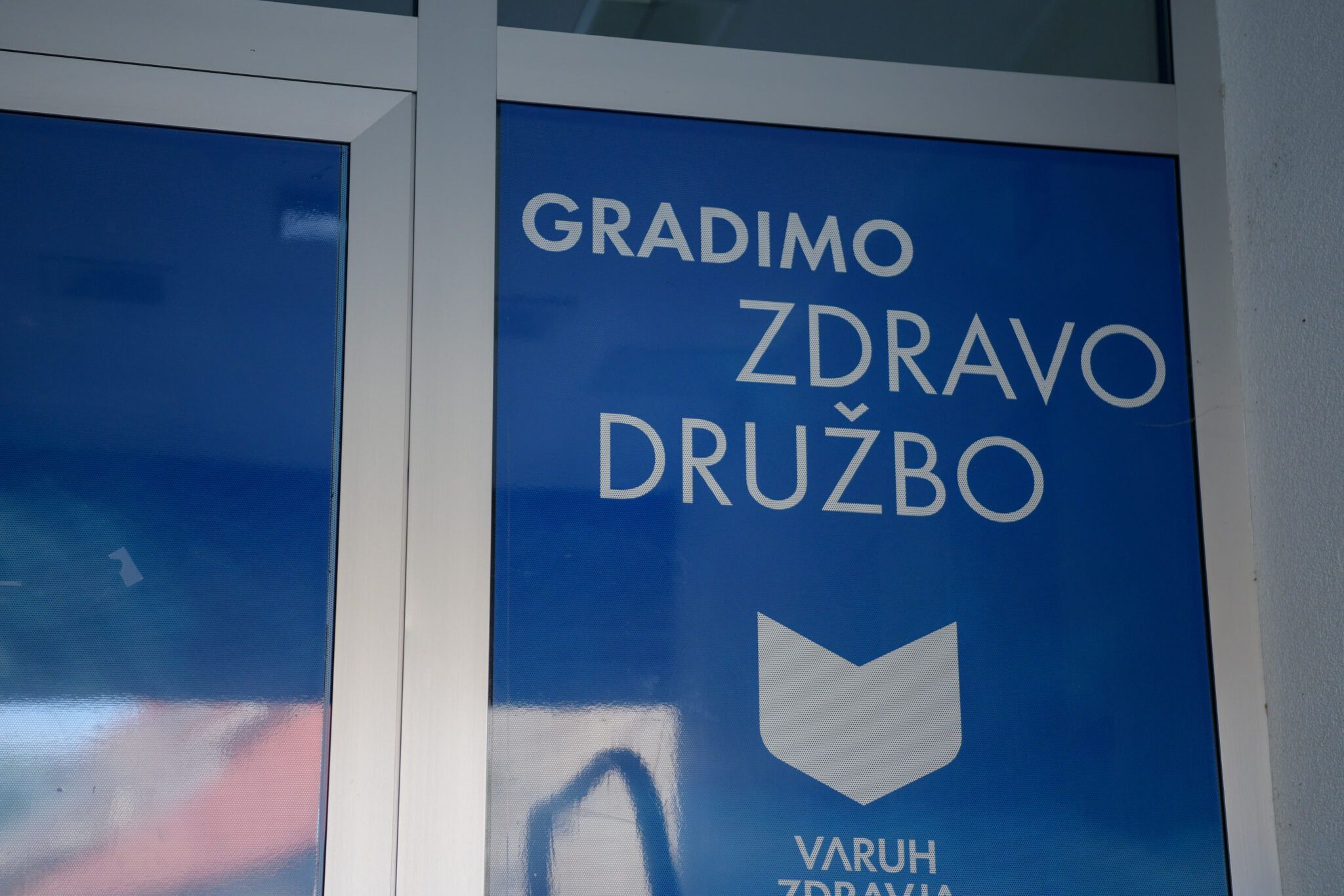 Kdaj bo 830 tisoč ljudi od Vzajemne dobilo denar oziroma delnice? - N1