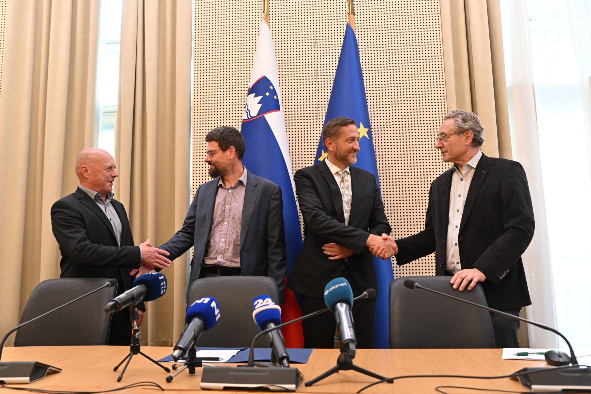 Vlada in sindikati uskladili novi plačni zakon: "Strli smo najtrši oreh" - N1