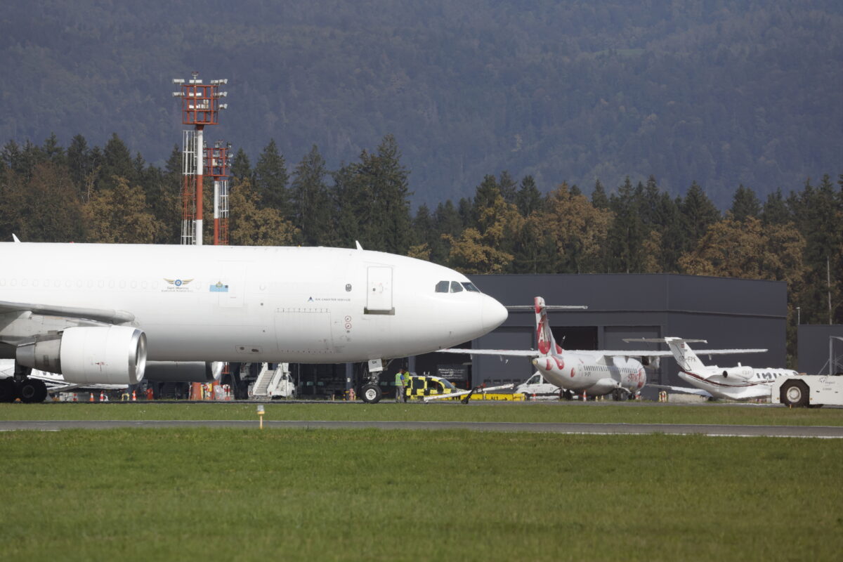 Na brniškem letališču zasilno pristalo letalo, ki je bilo na poti v ...
